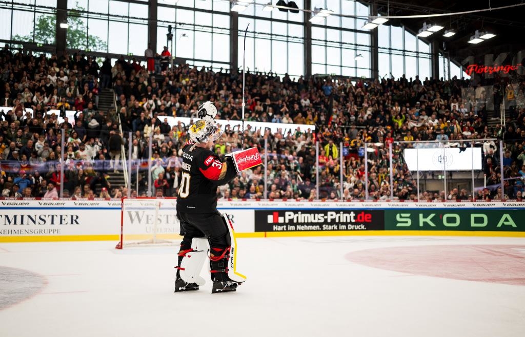 Shutout für den Lokalmatadoren aus der NHL: Philipp Grubauer genießt ...