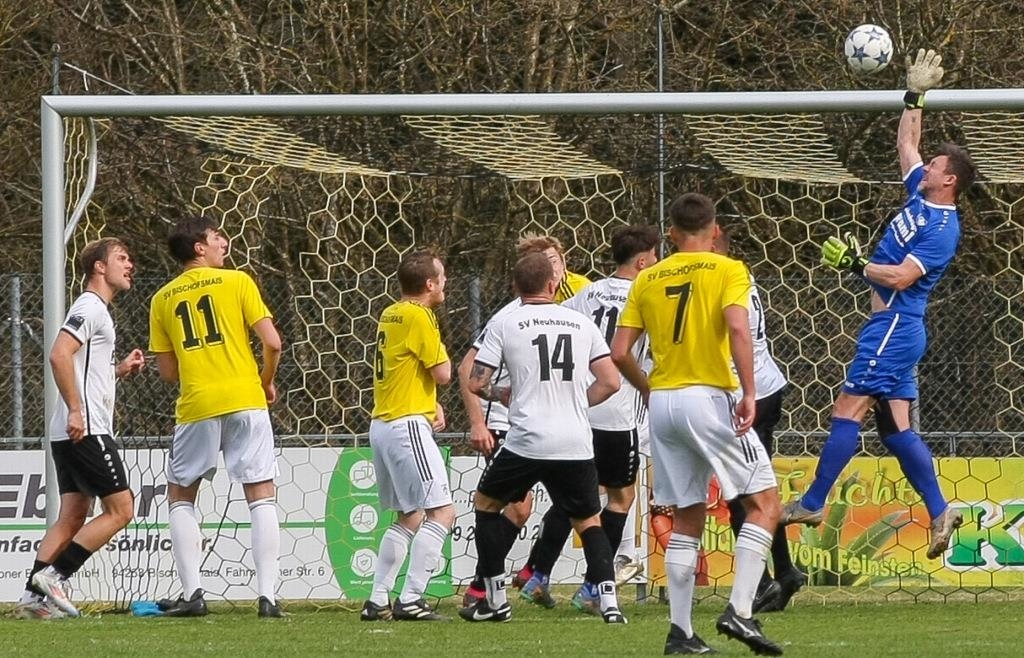 Mit Trainer Andreas Karl (44) im Tor: Neuhausen überrumpelt ...