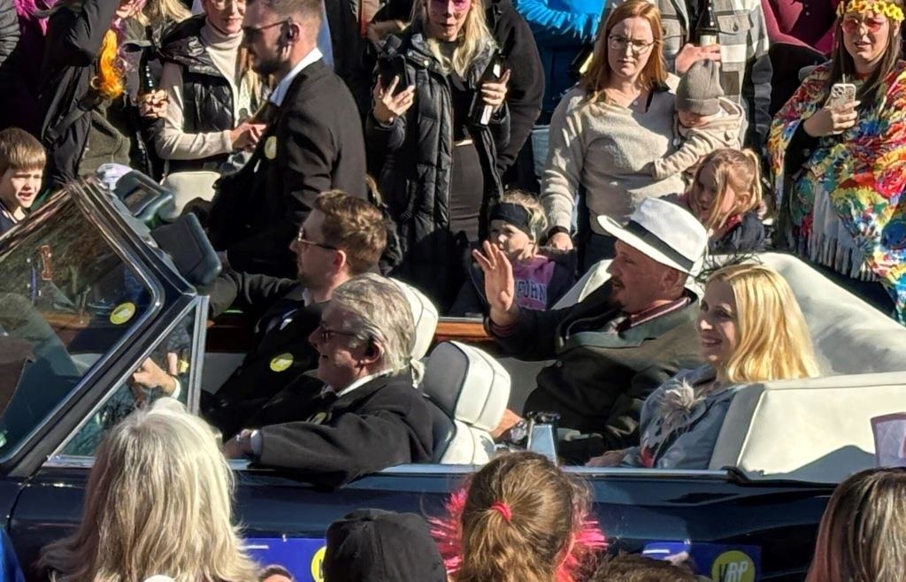 Im Rolls-Royce: Josefa Prinzessin von Hohenzollern-Emden überrascht bei ...