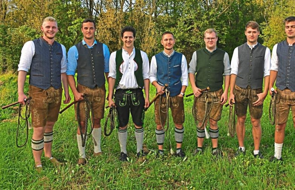 Acht Neue lassen in Trostberg die Peitschen knallen