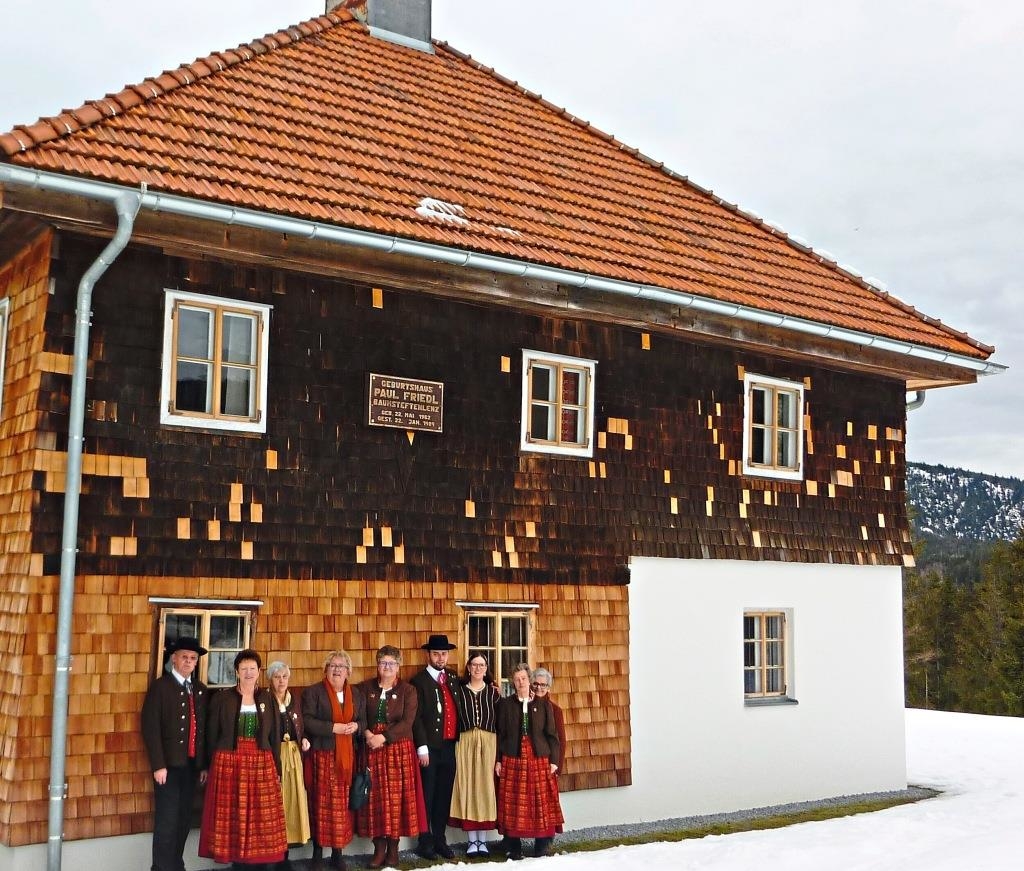 Trachtler besuchen Geburtshaus von Paul Friedl
