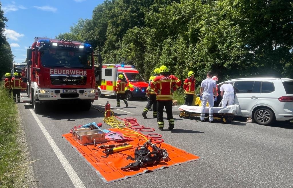 Auto schrammt Lkw: VW-Fahrerin (40) erleidet Schock bei Unfall in Simbach