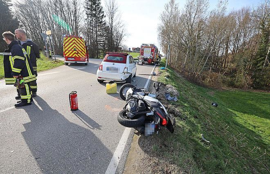 Schwerer Motorradunfall bei Teisendorf: 60-Jähriger kollidiert mit Auto
