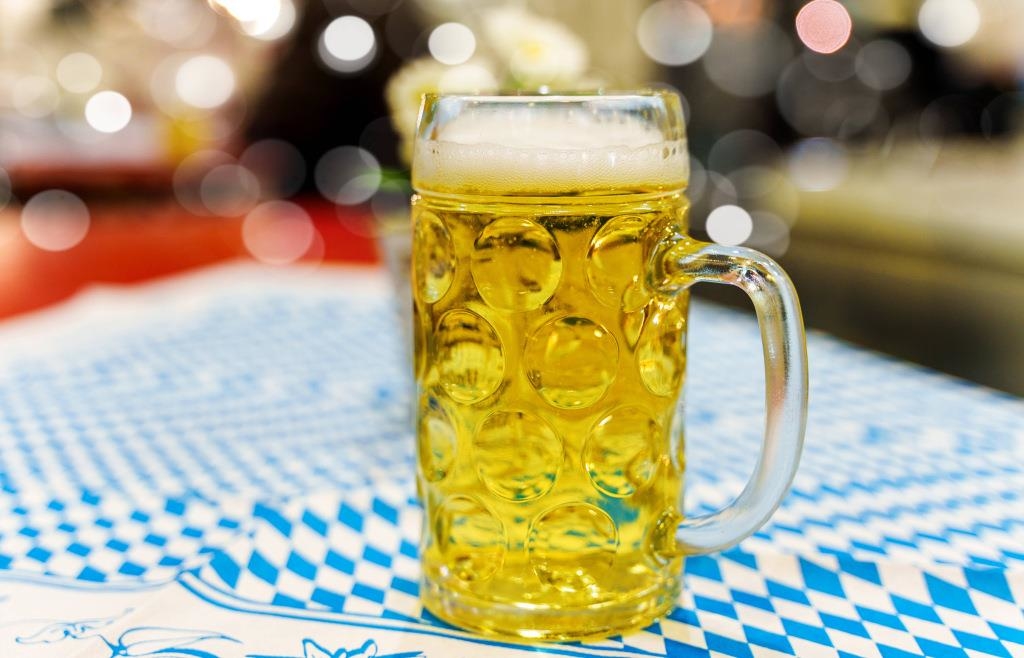 Bericht: In diesen Bierzelten reißt die Maß am Oktoberfest 2024 die 15 ...