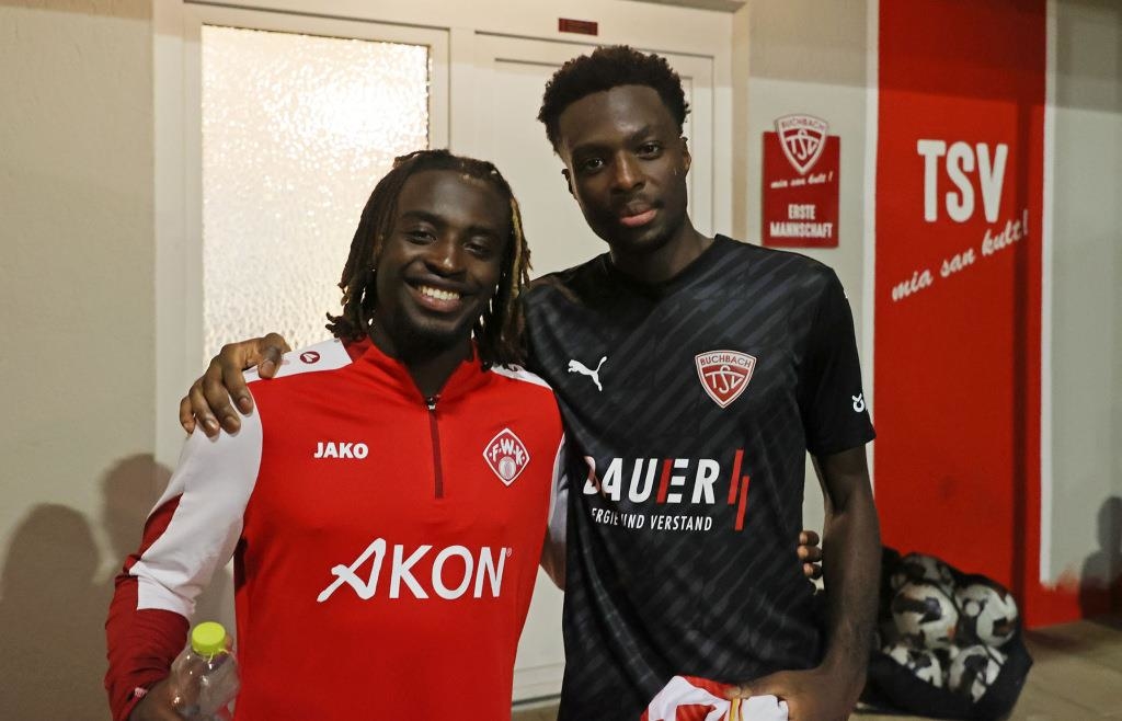 Die Muteba-Brüder: Auf dem Rasen Gegner, abseits des Platzes Familien ...