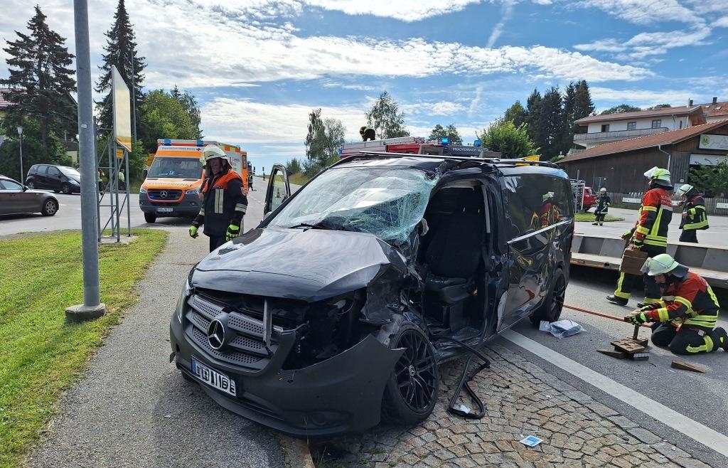 Unfall auf der B85 nahe Viechtach: Autofahrer nach Kollision mit Lkw schwer verletzt