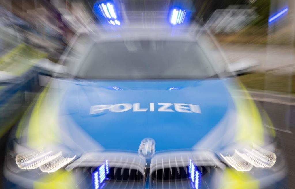Mann geht am Landauer Bahnhof mit Eisenrohr auf Fahrdienstleiter und ...