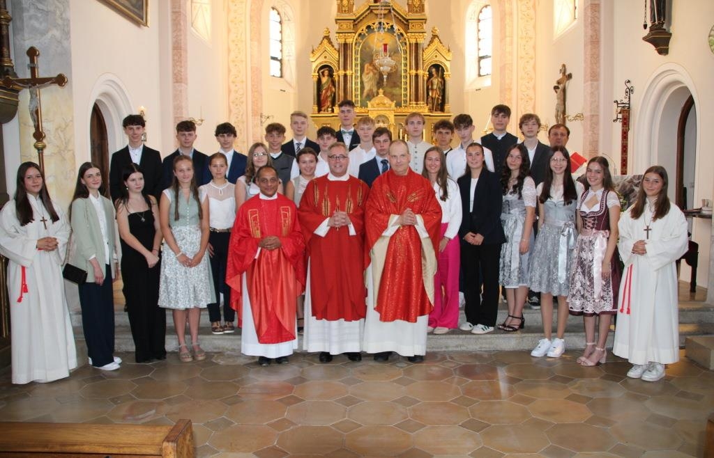 Das Feuer des Glaubens entzünden: 26 Jugendliche empfangen das Sakrament der Firmung in Wallerfing