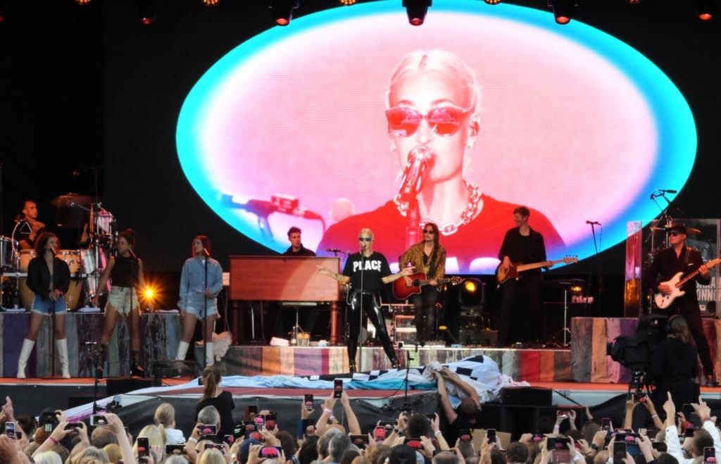 Sarah Connor im Jahn Stadion: Strenger Popstar und verletzlicher Mensch