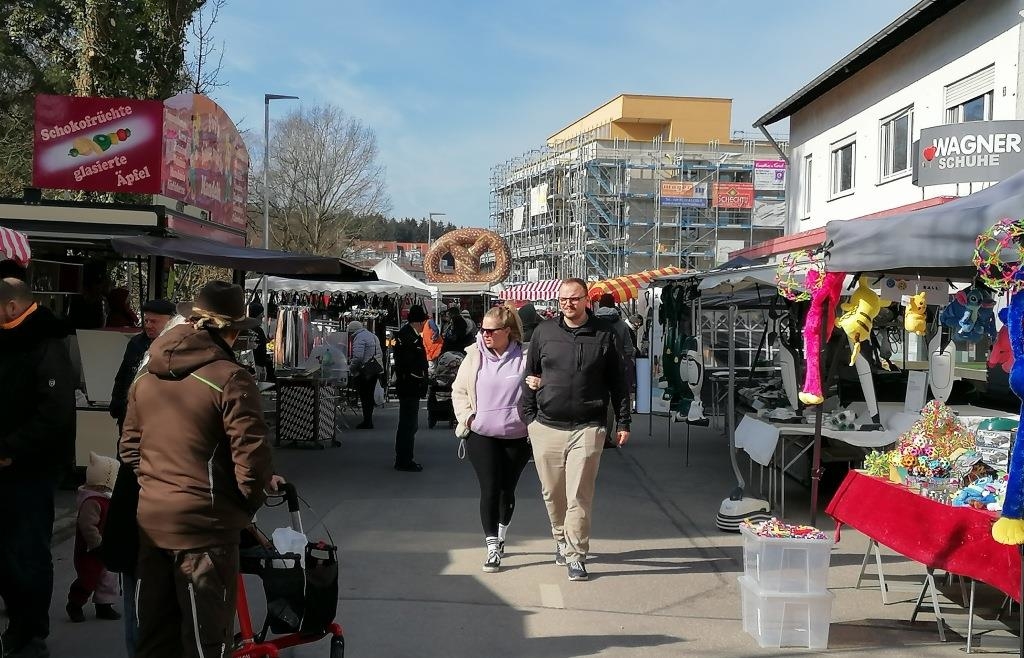 Gaudiwurm, verkaufsoffener Sonntag, Markt und Flohmarkt – Sonnenschein lockt viele Besucher