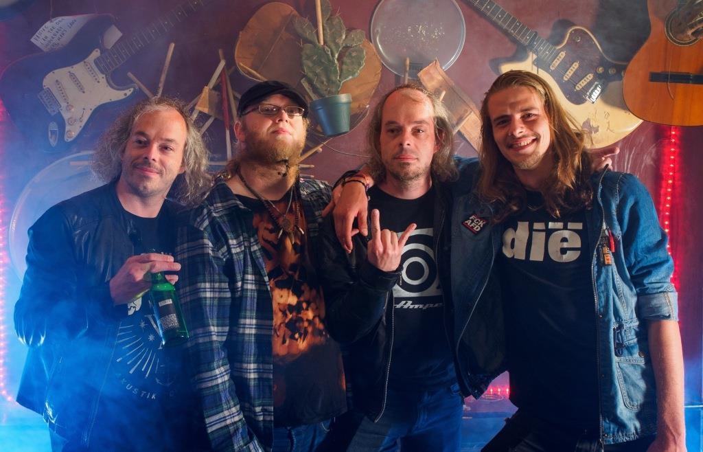 Die „Köter“ toben sich aus: Windorfer Hard-Rock-Band „Fuel for the dogz“ rockt Locations in ganz ...