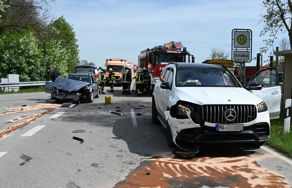 Familienkutsche wird beim Abbiegen übersehen: Mutter und drei Kinder leicht verletzt