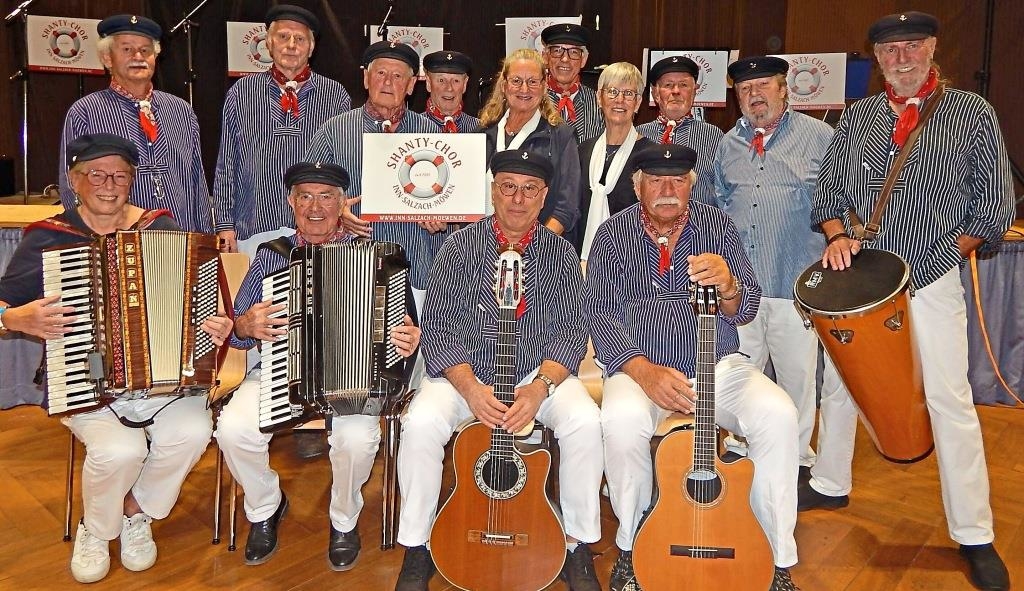 Shanty-Chor bringt Garchings Alte Turnhalle zum Schunkeln