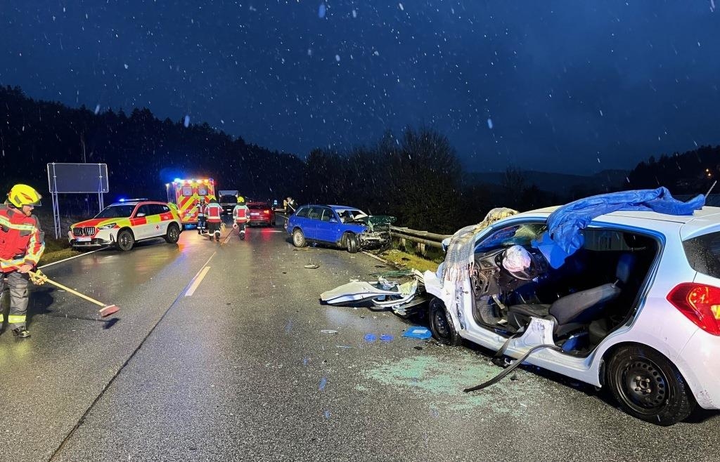 18-Jähriger gerät auf Gegenfahrbahn: Zwei Schwerverletzte auf der B85