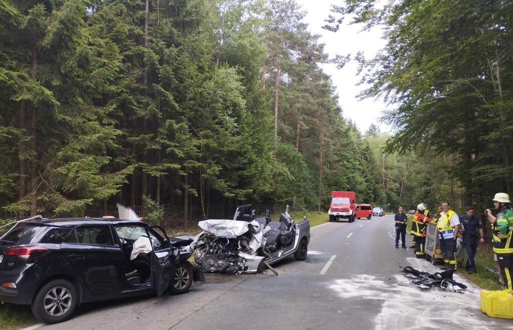 Mit Gegenverkehr kollidiert: Autofahrerin (54) stirbt bei Unfall in Bad Kötzting