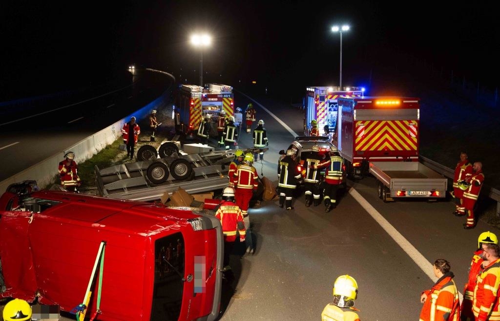 Autofahrer (60) überschlägt sich mit Anhänger auf B15 neu im Kreis Landshut