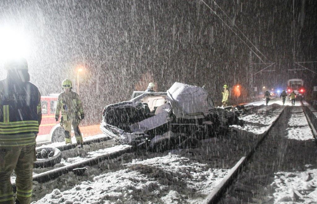 Auto landet nach Unfall im Gleisbett: Zug kann nicht mehr bremsen