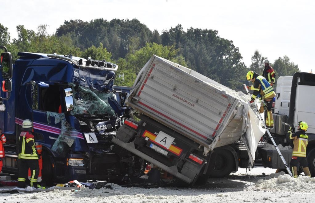 Schwerer Lkw-Unfall an der A93: Rettungshubschrauber bei Siegenburg im Einsatz