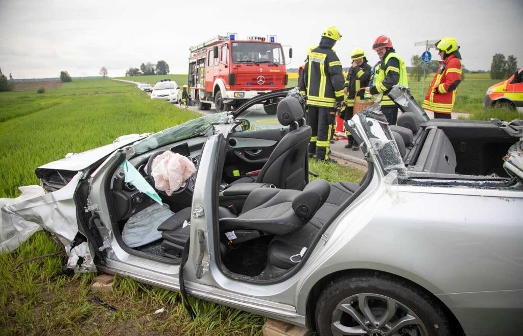 Unfall beim Abbiegen im Kreis Altötting: Zwei Frauen teils schwer verletzt
