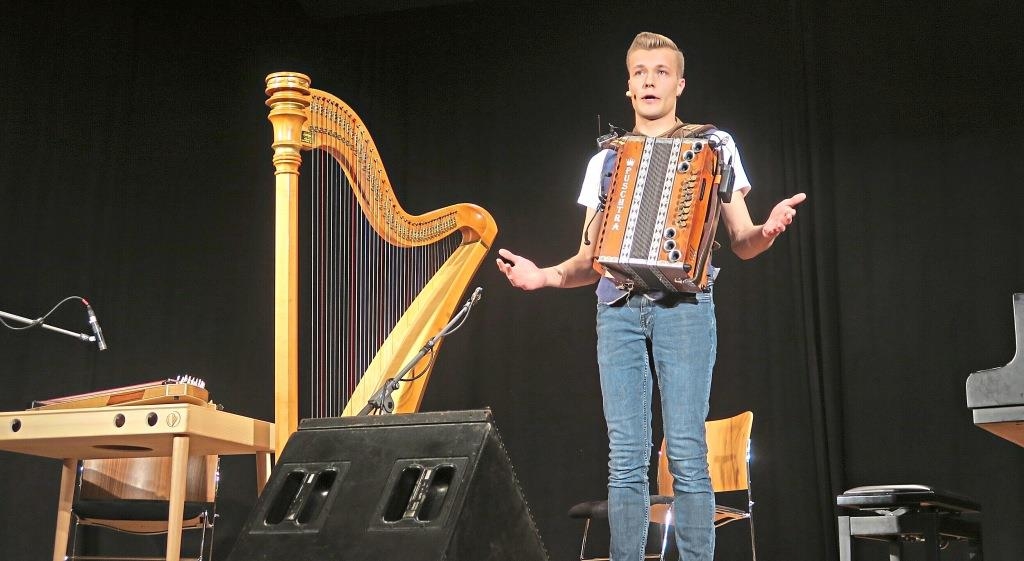 Mit seiner „Harfencomedy“ füllte Tobi Probst die Viechtacher Stadthalle