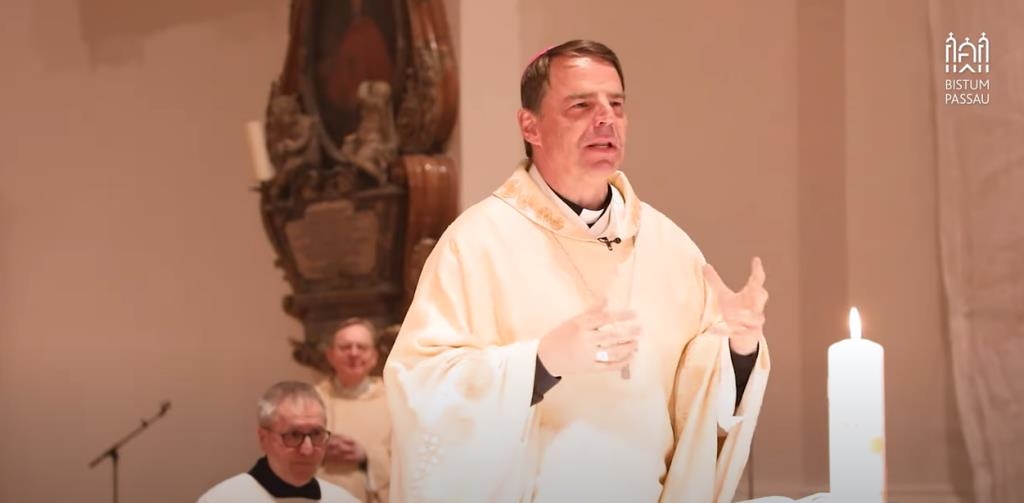 Der Osterwitz 2025: Passauer Bischof Stefan Oster witzelt im Gottesdienst