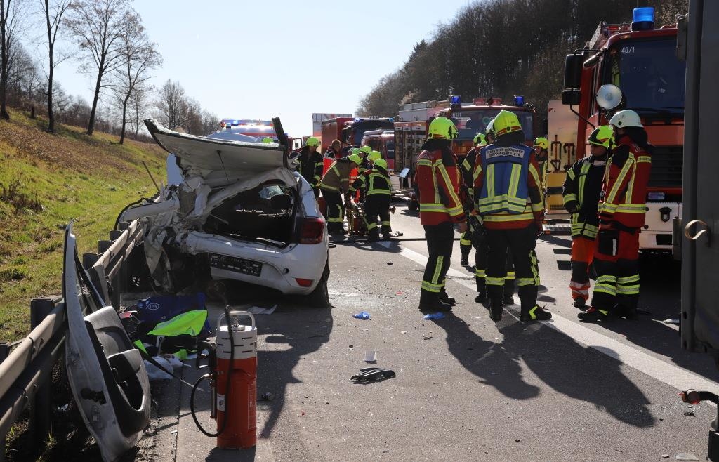 Transporter-Fahrer übersieht Stau auf A3 im Landkreis Deggendorf: Kind (2) unter den Verletzten