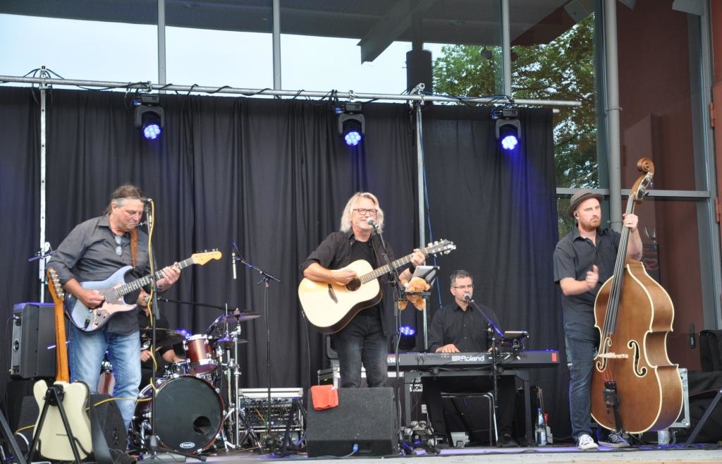 Start der Veranstaltungsreihe „Sommernachtskonzerte im Stadtpark“ mit ...