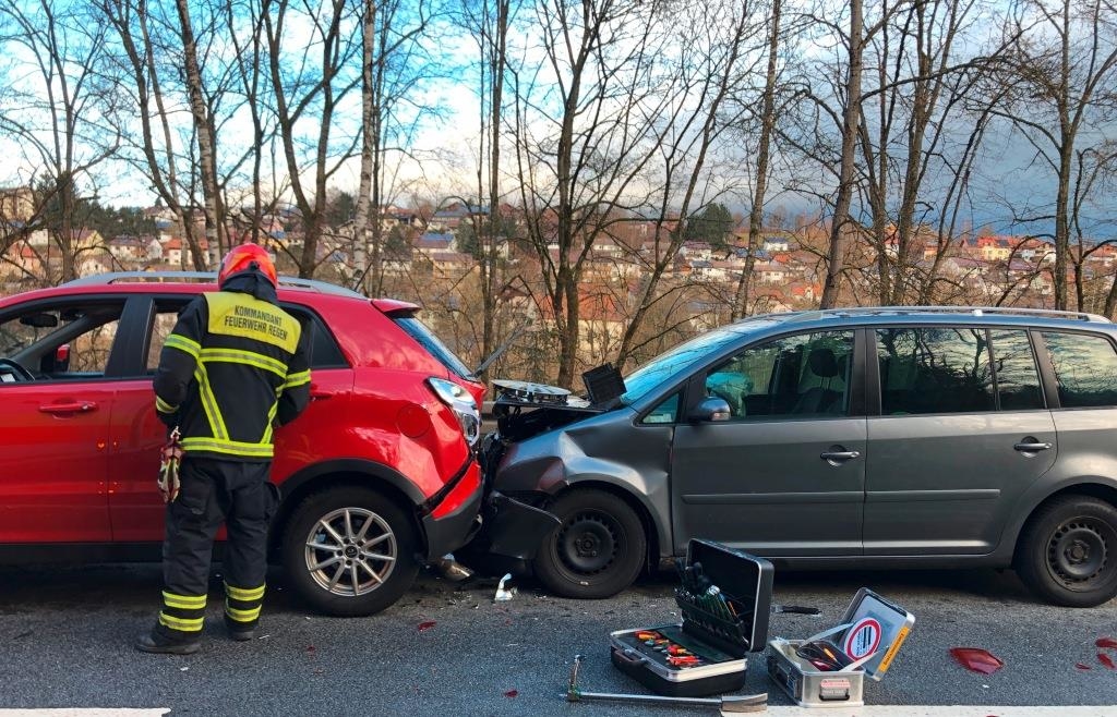 Auffahrunfall auf der B85 bei Regen fordert fünf Verletzte – darunter ein Kind