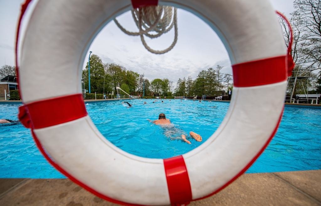 Bub (4) springt ohne Eltern ins Wasser: Zwei Kinder und ihr Vater ...