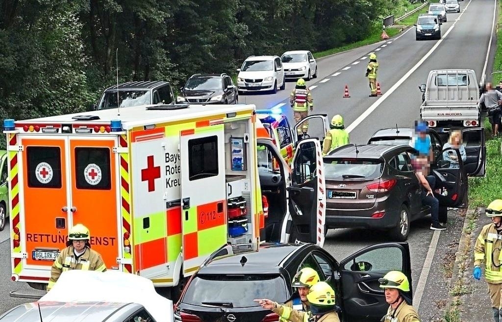 Unfall auf der B20 mit sechs Fahrzeugen fordert drei Verletzte