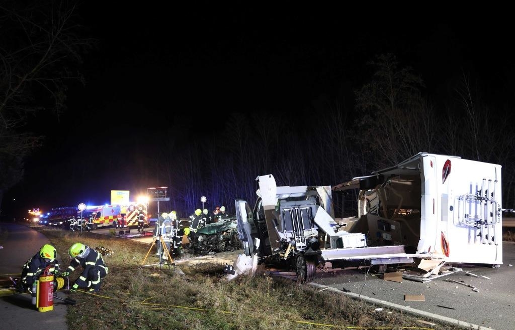 Frontalcrash zwischen Auto und Wohnmobil: Vier zum Teil schwer Verletzte