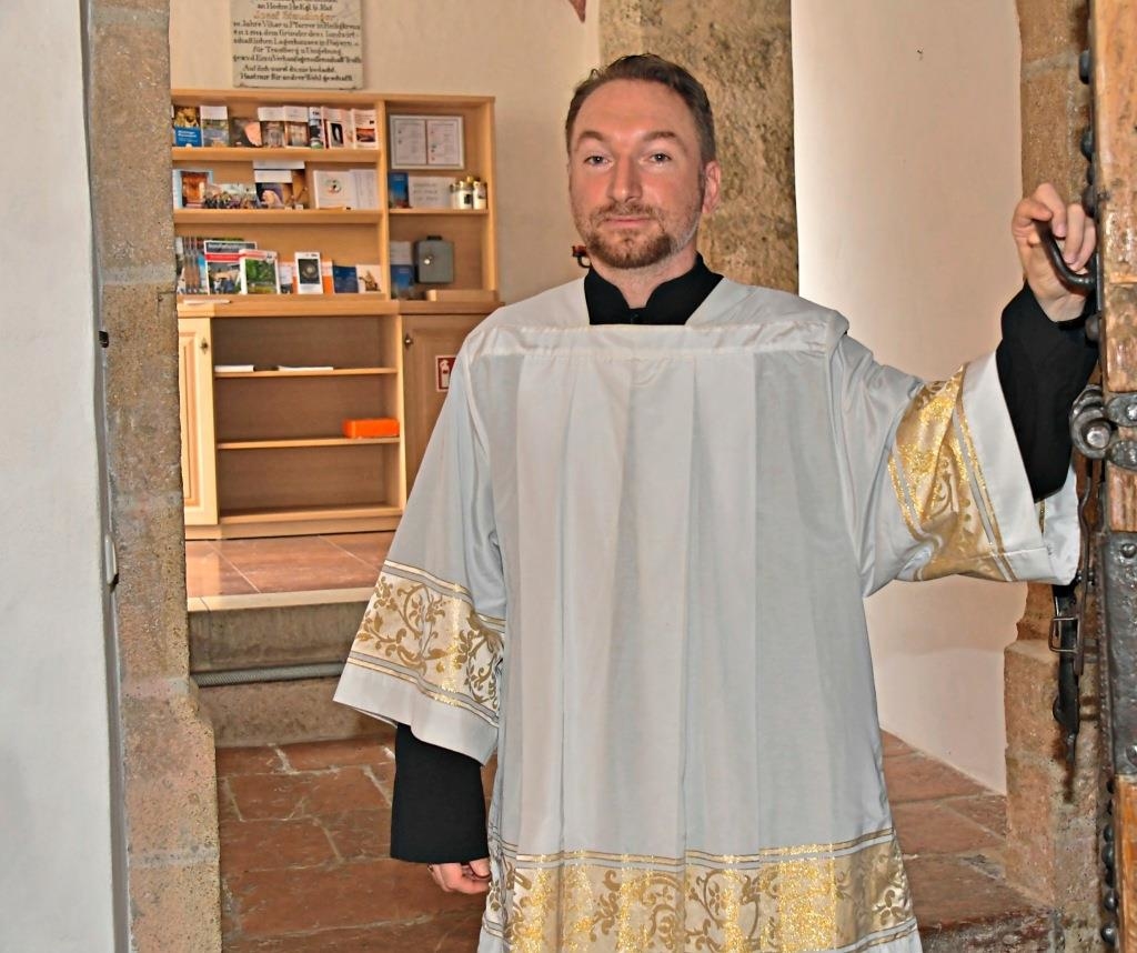 Auch als Laie steht er in der Kirche vorne