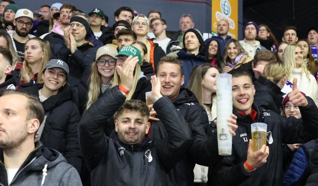 Viele Fans − aber Party machen nur die Trappers: Die Bilder rund ums ...