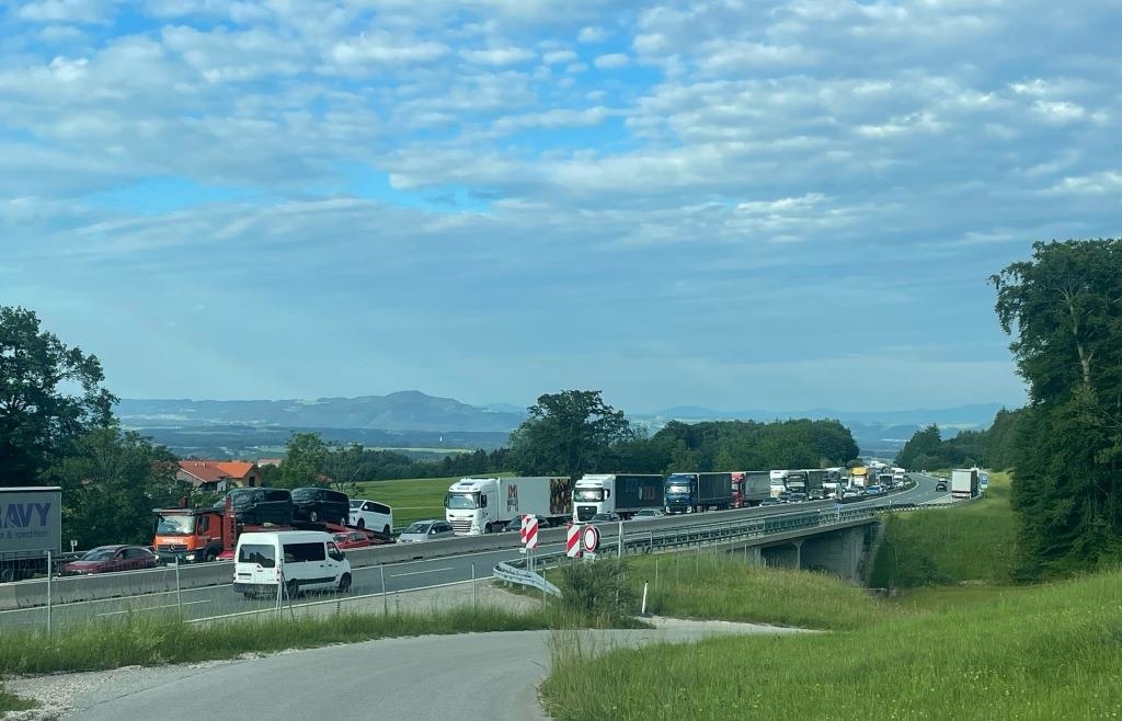 Sattelzug umgekippt: Schwerer Unfall mit drei Lkw auf der A8 in Oberbayern