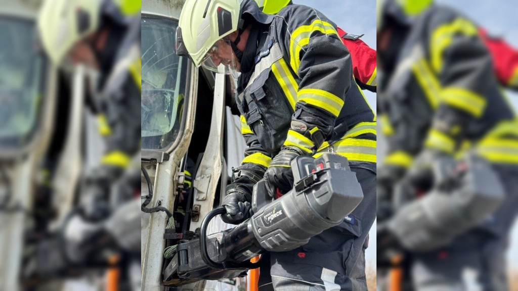 Rettung aus Lkw geübt: Fortbildung bei der Freiwilligen Feuerwehr ...