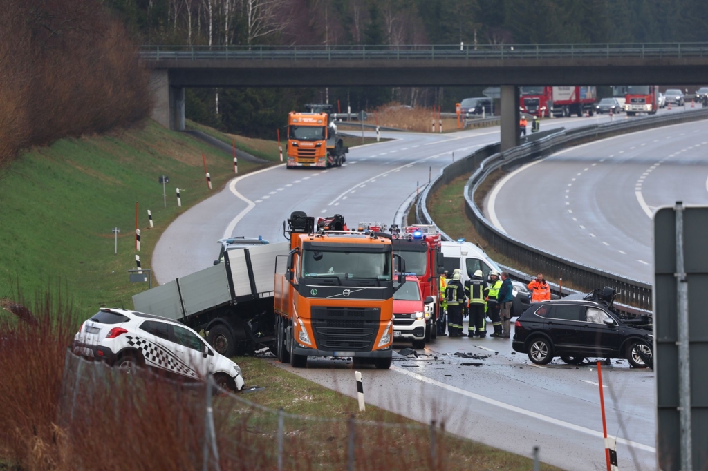 Pkw prallt gegen stehenden Lastwagen - Autofahrer stirbt