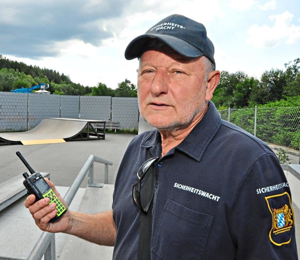Streetworker mit Funk und offenem Ohr