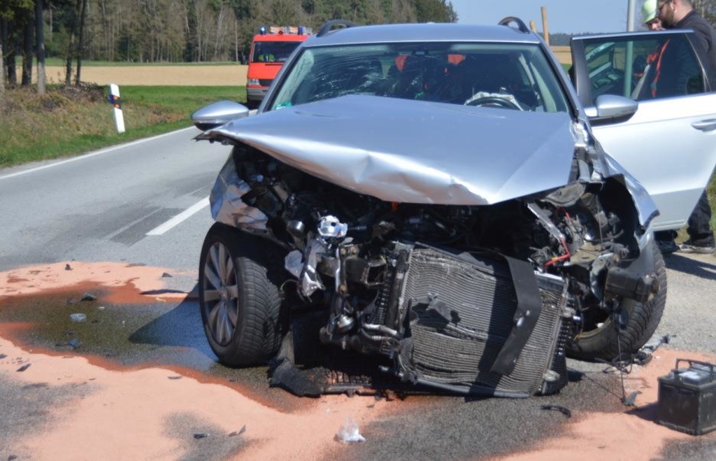 Zwei Autos kollidieren zwischen Reisbach und Simbach – Unfall fordert zwei Verletzte