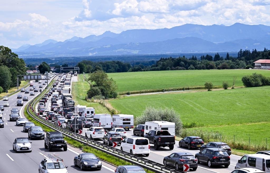 Sperrungen auf wichtigen Reiserouten: ADAC erwartet volle Straßen