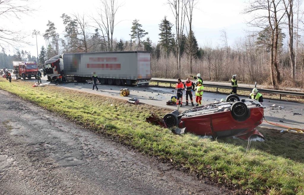 Tödlicher Unfall auf der B12 im Landkreis Mühldorf: Auto kollidiert mit Lkw