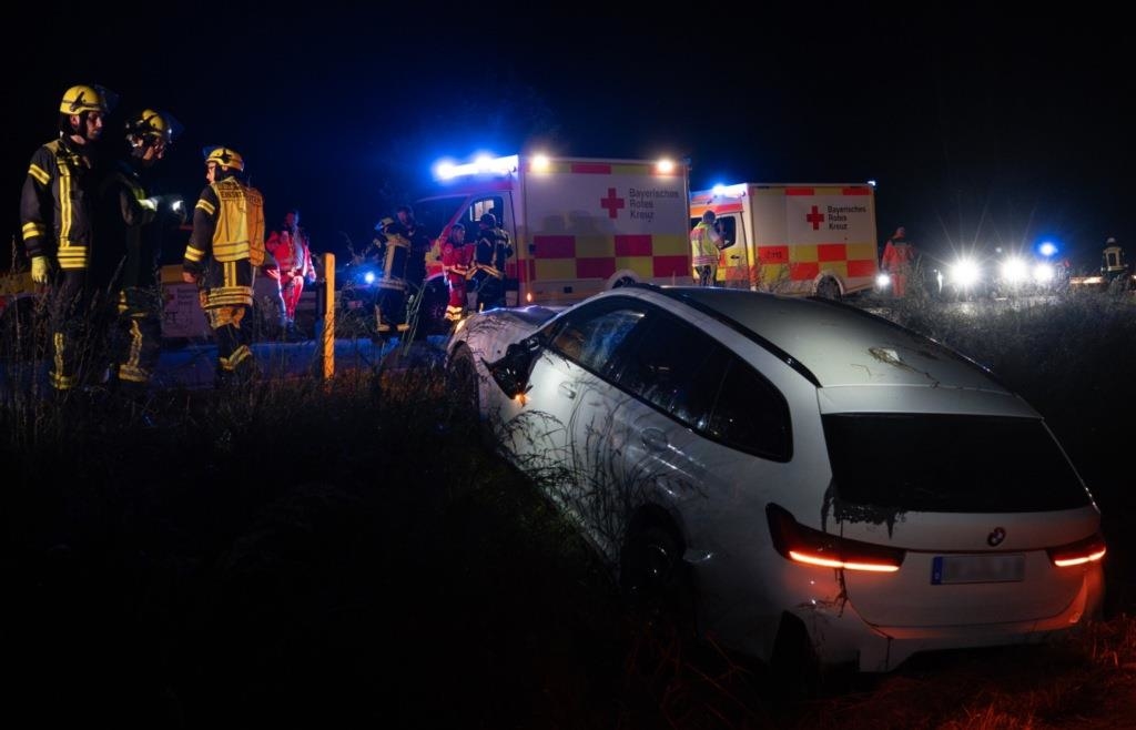 Reh verursacht Unfall auf der B8 bei Aholming: Zwei Personen leicht verletzt