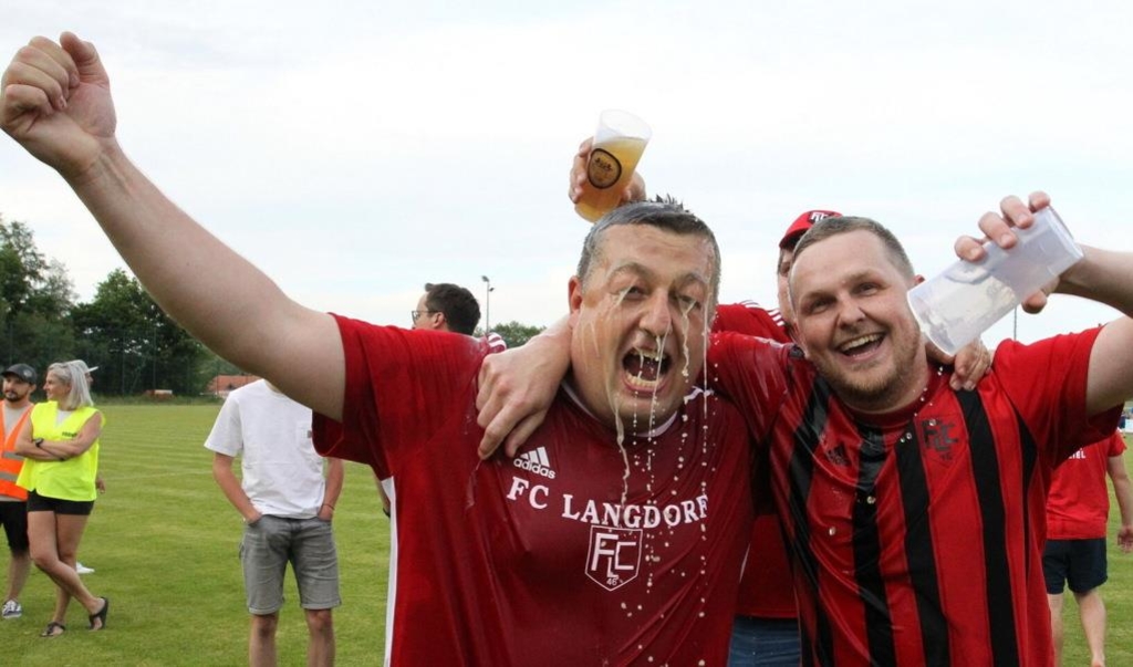 Feierbiester in Rot-Schwarz: Der FC Langdorf ist nach zehn Jahren ...