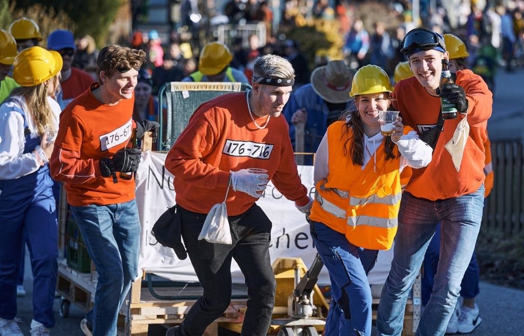 Panzerknacker, Biene Maja, Barbie: Bilder vom „motorlosen Faschingszug ...