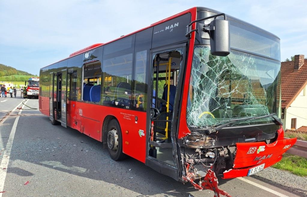 Nach Unfall mit Bus auf B85 zwischen Cham und Regen: Mann (72) schwer verletzt