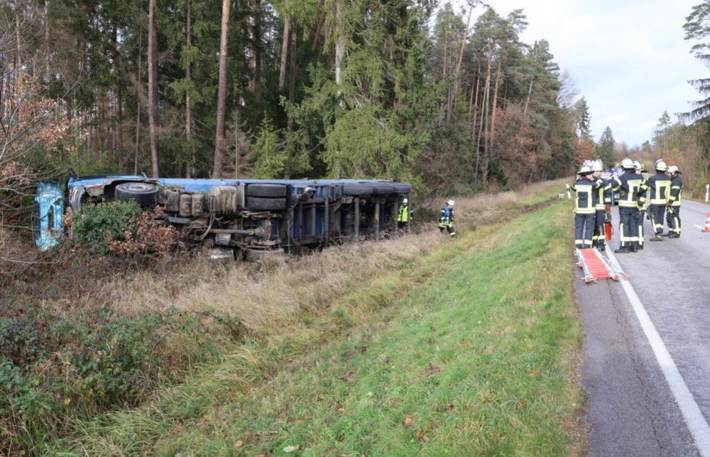 Lastwagen kippt im Landkreis Altötting um: B299 stundenlang gesperrt