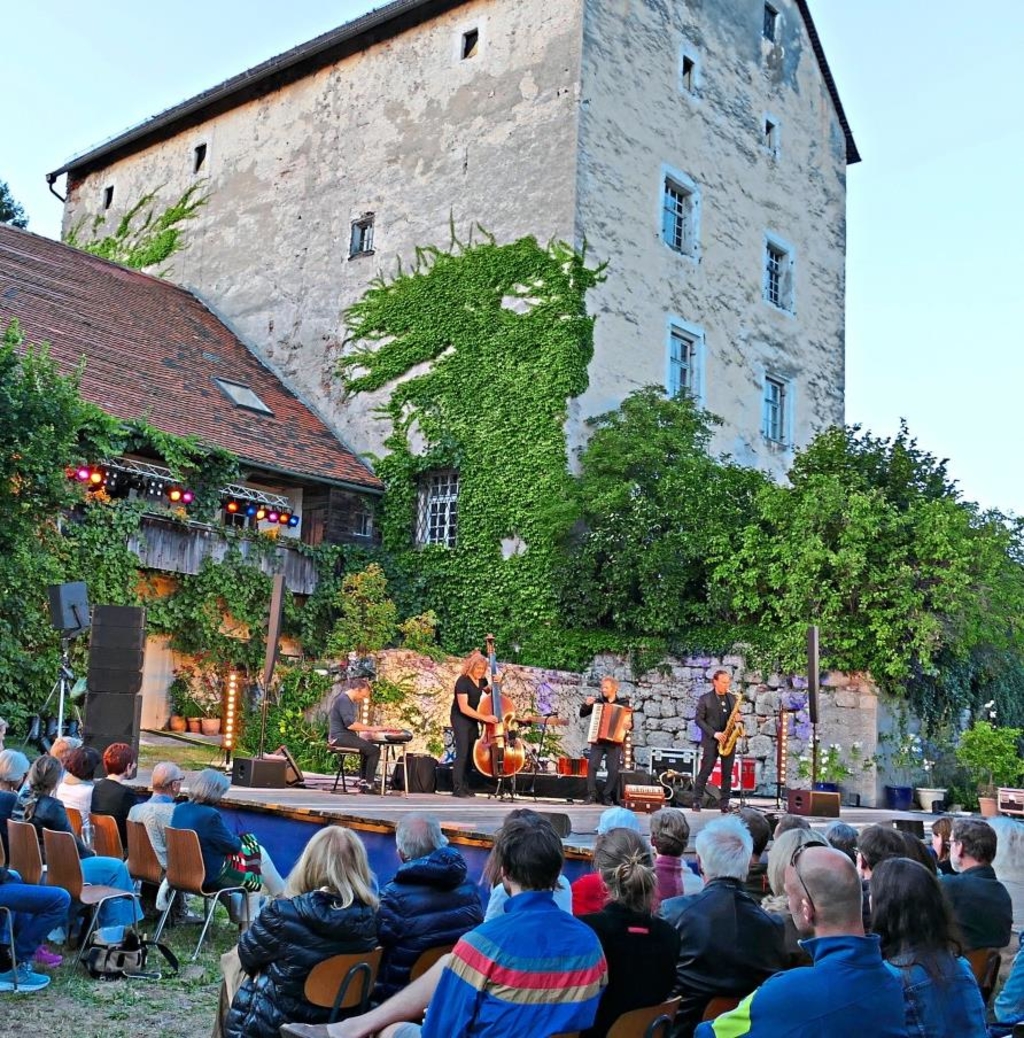 Weltmusik auf Schloss Triebenbach