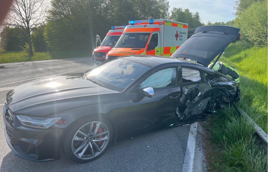 Unfall auf der B20 im Landkreis Rottal-Inn: Vier Verletzte, darunter ein Kind (6)
