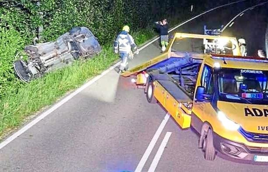 Unfall bei Julbach: Ersthelfer ziehen eingeklemmte Fahrerin aus Auto