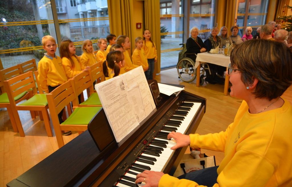 Einstimmen auf das Fest – Kinder singen für Senioren