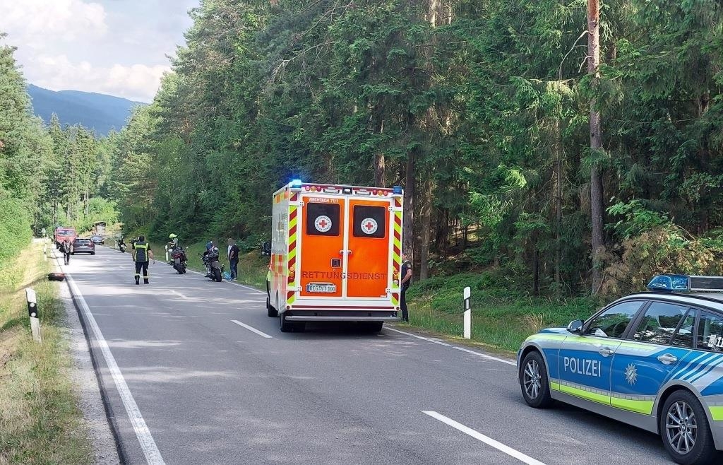 Zwischen Arnbruck und Wiesing: Motorradfahrer stürzt Böschung hinab